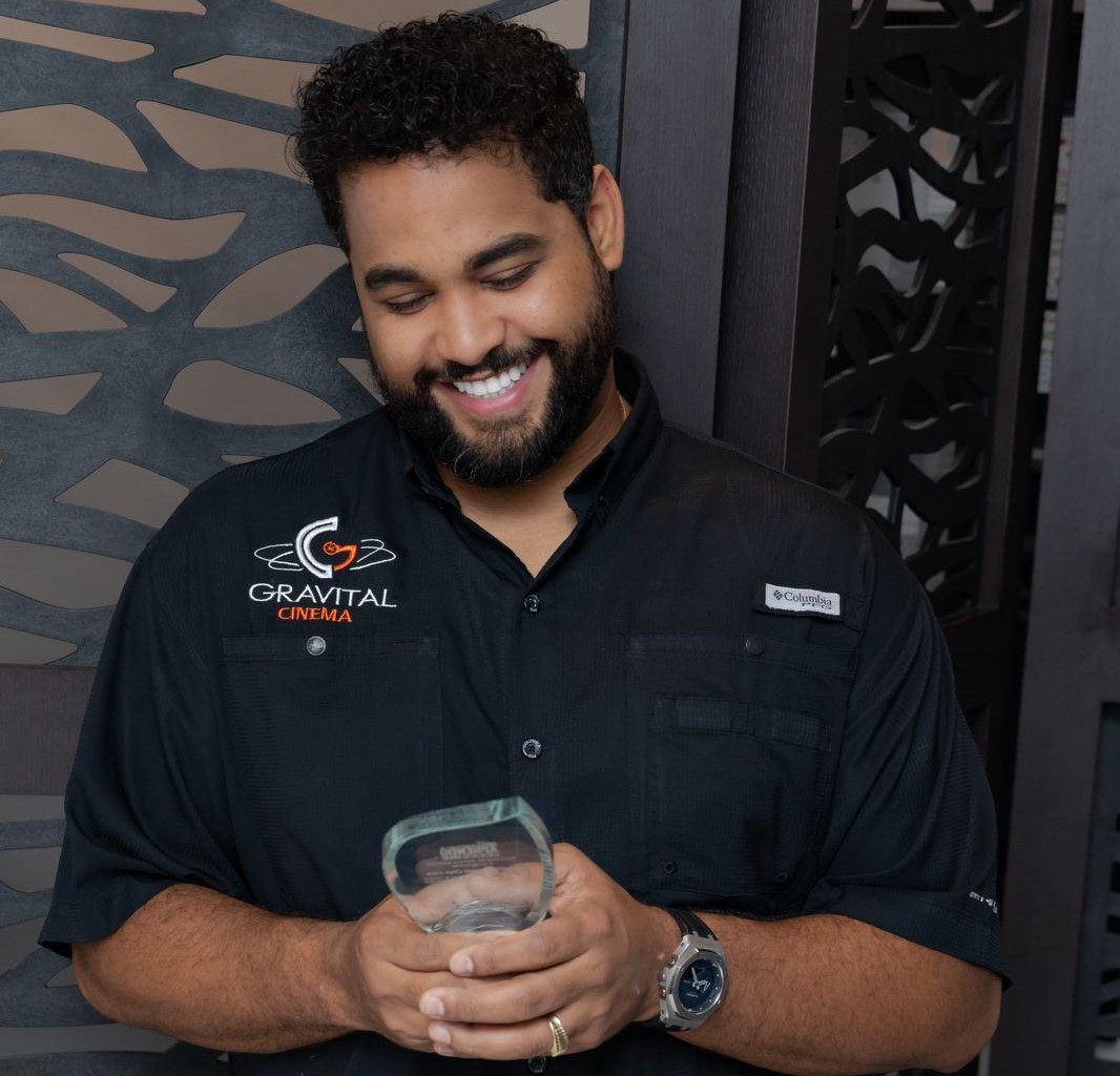 Gerald Cruz Lora, reconocido con el más alto honor en Escuela Aprendo ...